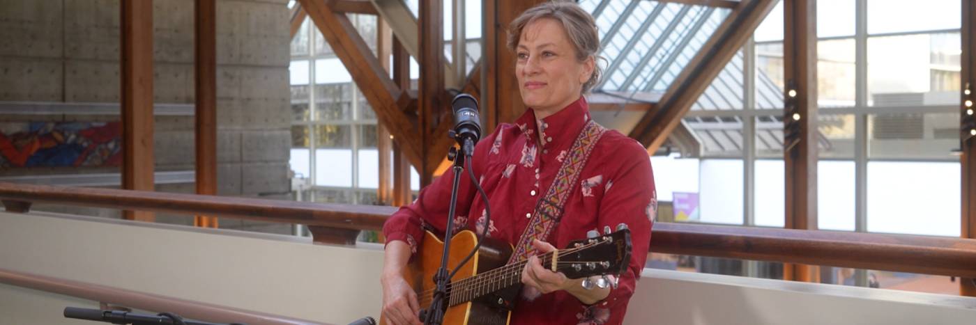 Exclusive Video: Sarah Harmer - Little Frogs | Hult Center
